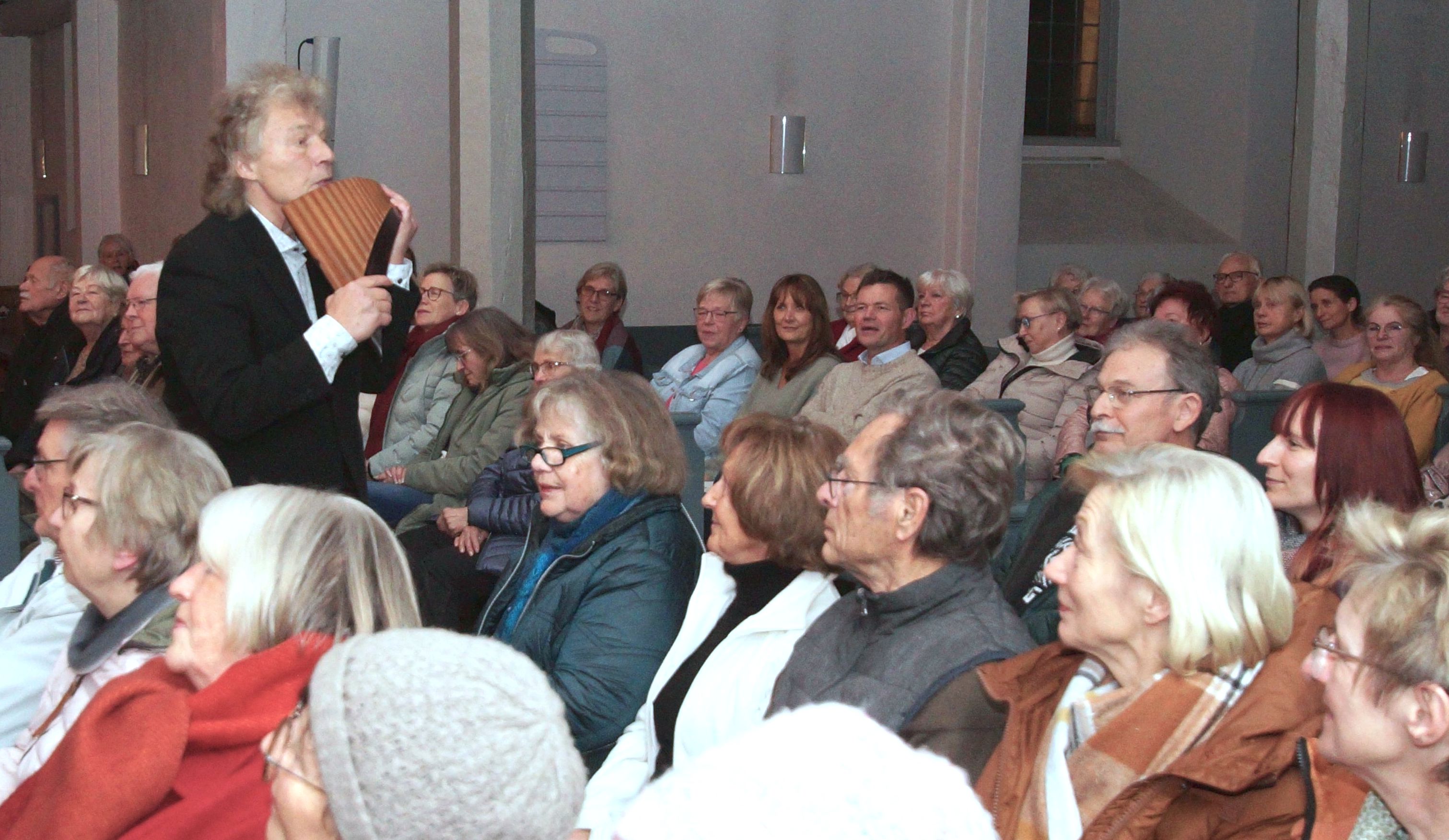 Panflötist Edward Simoni punktet vor gut 200 Zuhörern mit Musikalität ...